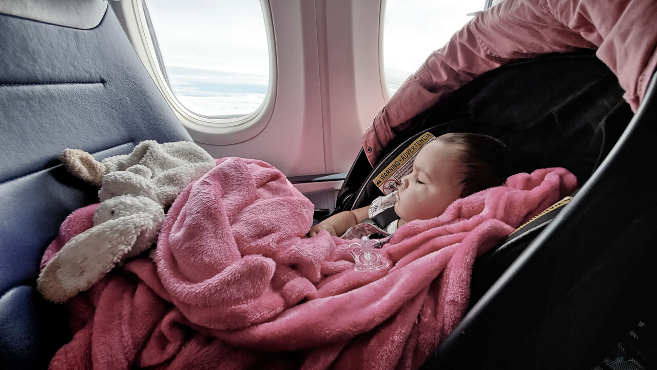 ¿Cuáles son los requisitos para viajar con un bebé en avión? | Las ...